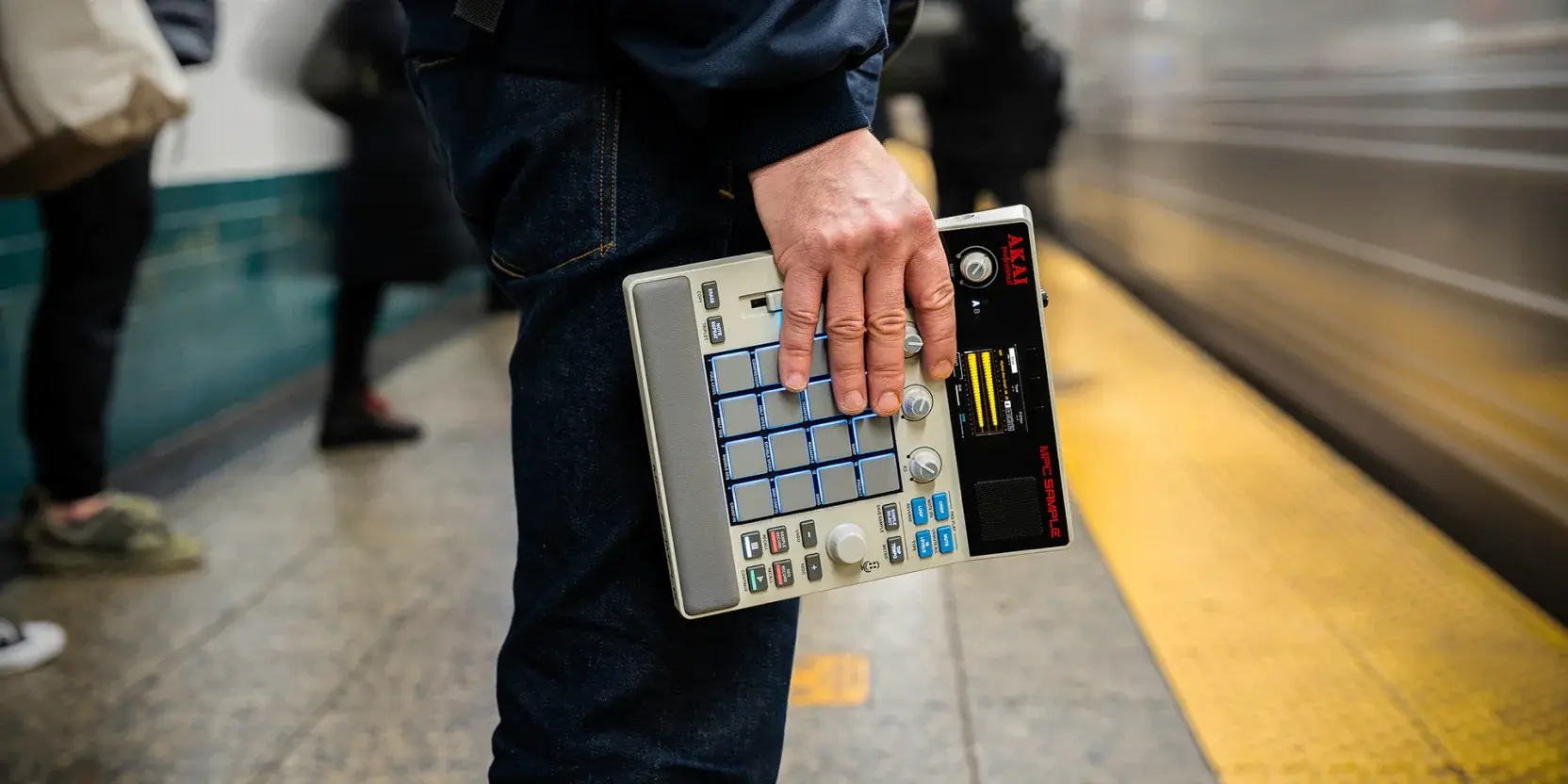 Akai MPC Sample: El Legado del Beatmaking se Vuelve Portátil y Autónomo
